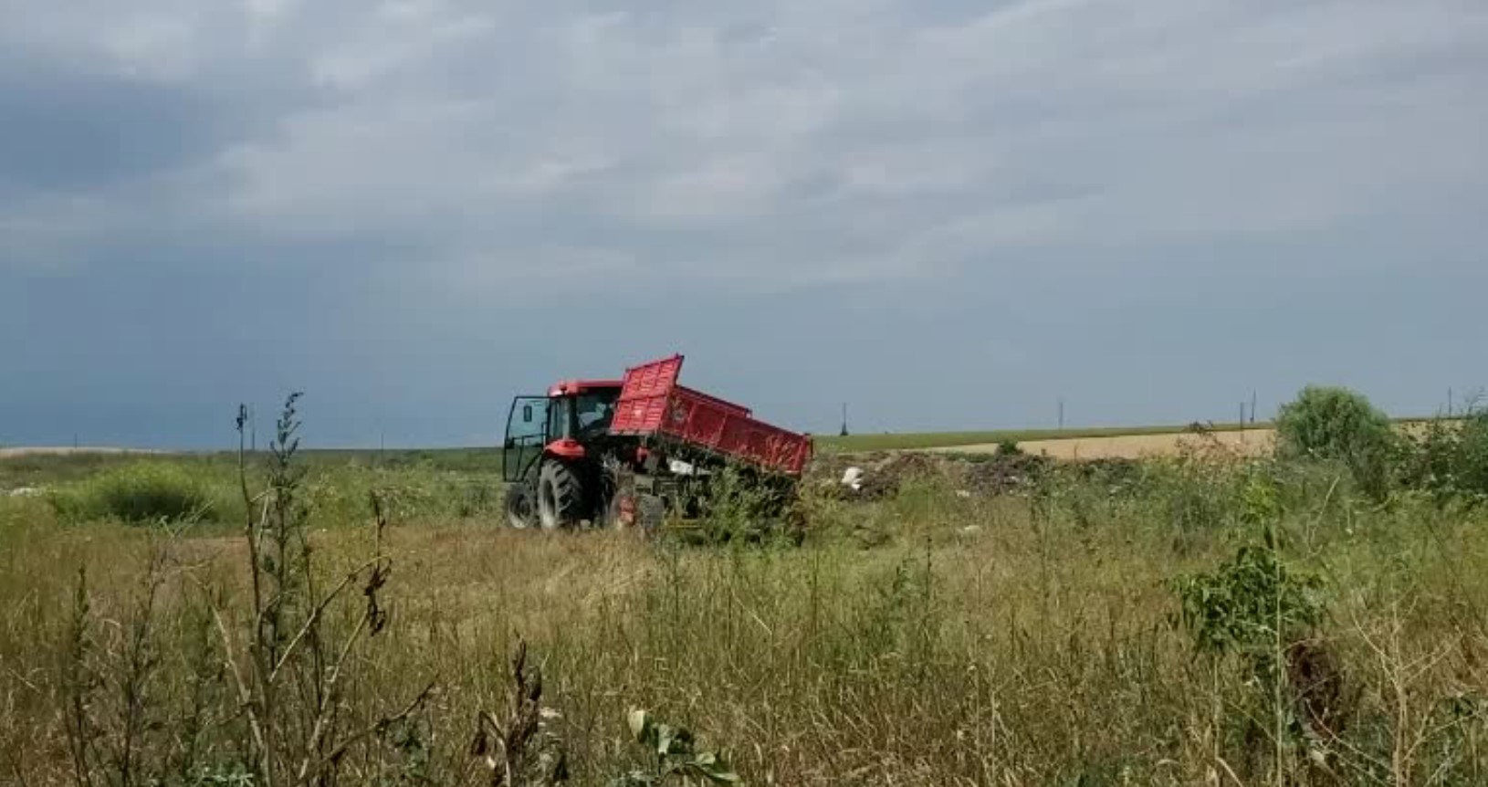VIDEO | Tractorul Primăriei Pașcani, surprins de un consilier în timp ...