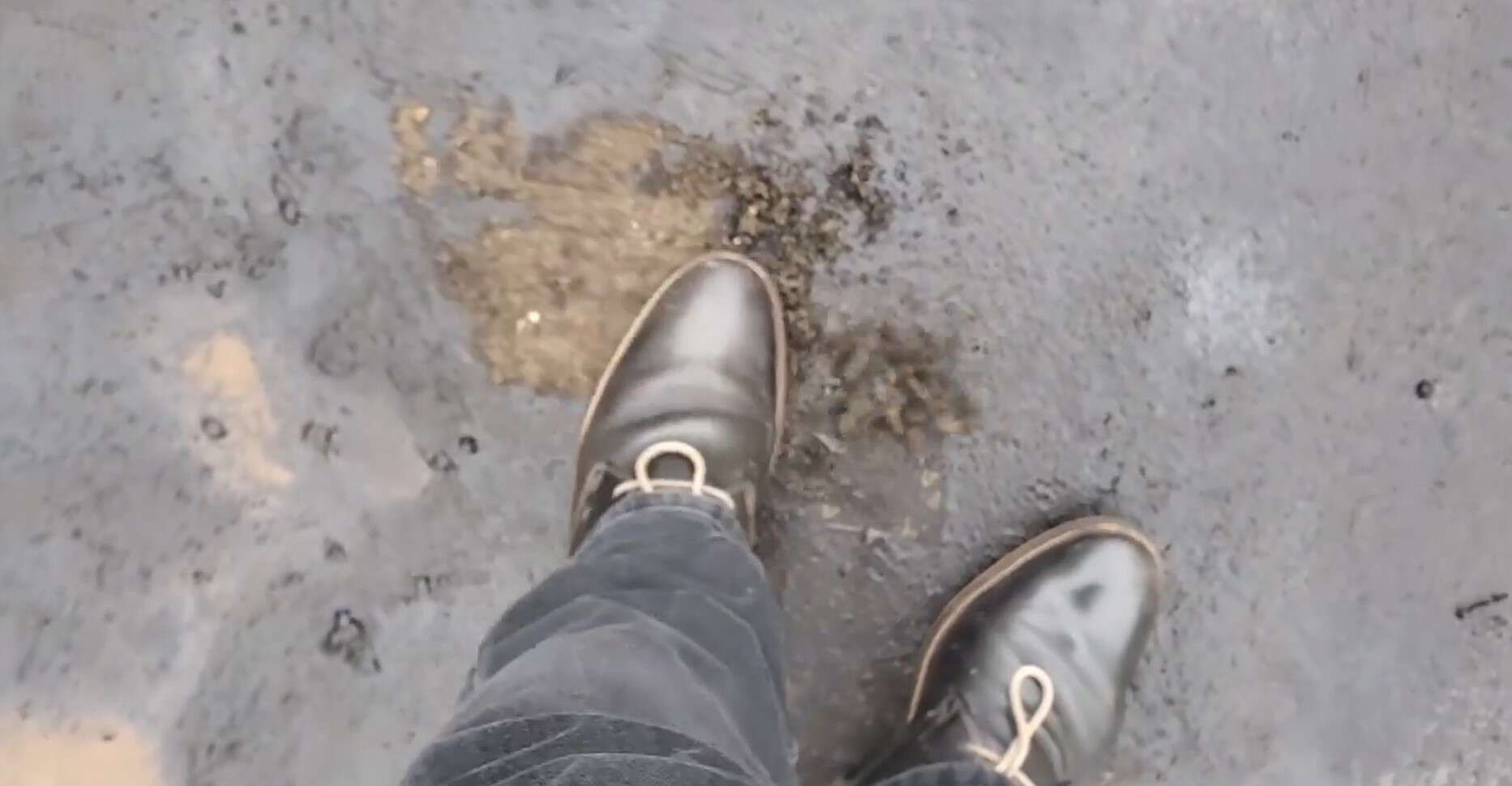 Asfaltări pe ploaie la Pașcani. Emulsie dată peste pământul umed ...