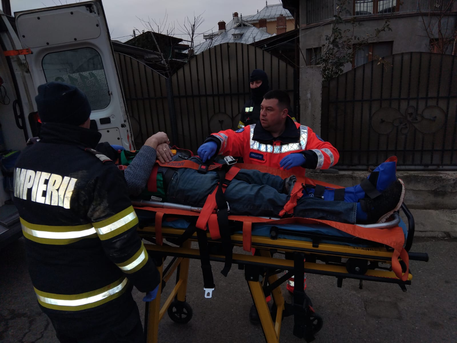 FOTO | Pășcănean rămas captiv într-un beci, salvat de pompierii ...